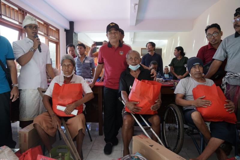 Serahkan Paket Bantuan, Bupati Gede Dana Jamin Kesetaraan Sosial Penyandang Disabilitas | Bali ...